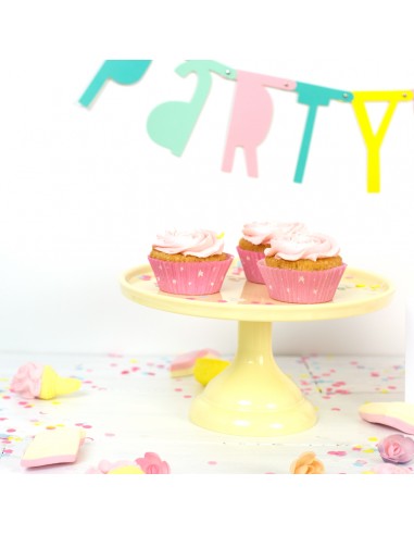 Stand de melamina amarillo para presentación de tartas o cupcakes.